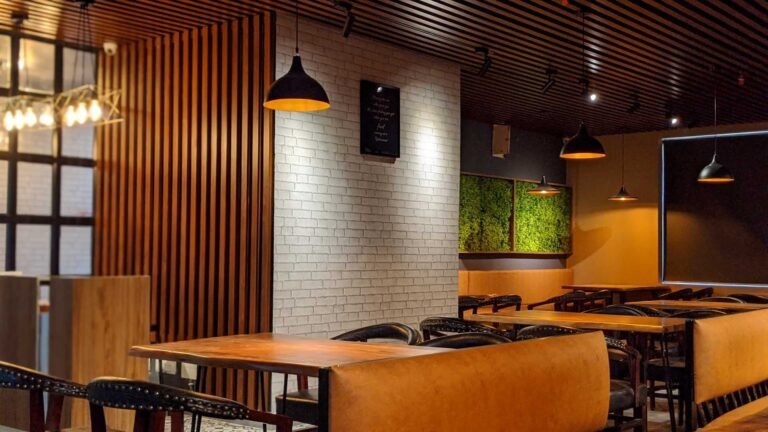 10 Restaurant Interior Design Ideas Using Panels - TrendOnlIfeStyle